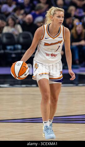 Phoenix Mercury guard Sami Whitcomb (33) drives past Minnesota Lynx ...