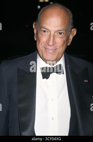 Oscar de la Renta and Penelope Cruz at the Metropolitan Museum of Art's ...