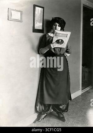 In March 1911, Dutch actress Sophie de Vries wore a skirt-suit (jupe ...