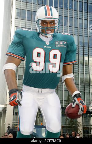 A New York Giants and a Miami Dolphins fan pose for photos before an ...