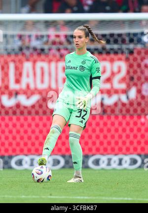 Ena MAHMUTOVIC (FCB goalkeeper), action, single image, cropped single ...