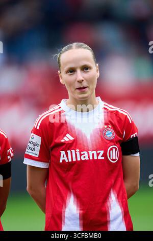 Alara Sehitler (FC Bayern Muenchen, #14) am Ball im Zweikampf mit ...