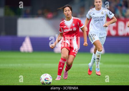 Momoko Tanikawa (FC FC Bayern Munich, #18), Franziska Kett (FC FC ...