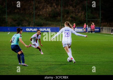 Jule Brand (29 Olympique Lyonnais) warms up during the Arkema Premiere ...