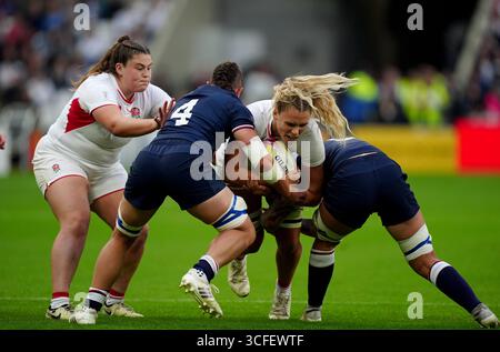 England's Zoe Aldcroft (centre) is tackled by France's Yllana Brosseau ...