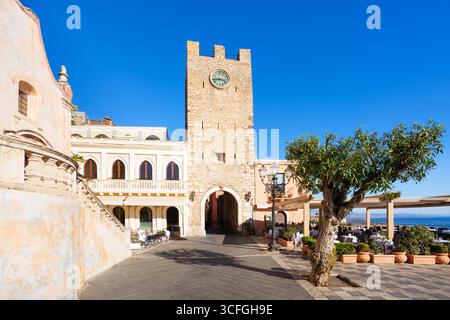 Piazza IX Aprile, main square of Taormina, Sicily, Italy Stock Photo ...