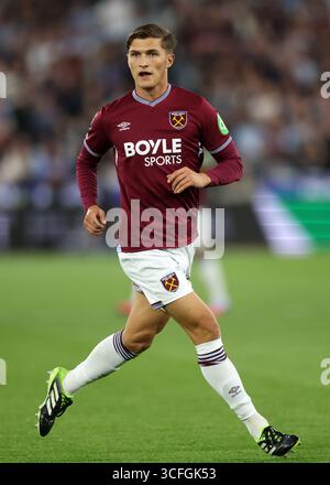 Freddie Potts of West Ham United and Zian Flemming of Burnley battle ...