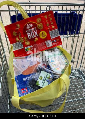 abbs Einkaufswagen mit gelben Beutel mit Verschiedenenen Lebensmitteln ...
