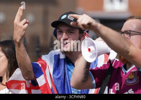 EDS NOTE GESTURE People take part in a Palestine Coalition march in ...