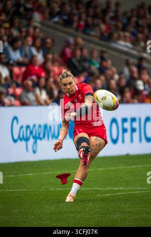 Keira Bevan (Scrum-half – Wales and Bristol Bears) snipes around the ...