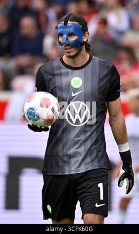 Kamil Grabara (VFL Wolfsburg, #01) sitzt verletzt uznd muss ...