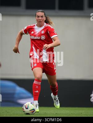 Vanessa Gilles (FC FC Bayern Munich Women, #02) after the game with her ...
