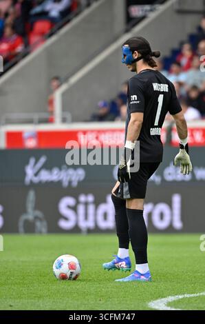 Kamil Grabara (VFL Wolfsburg, #01) sichert den Ball vor Ansgar Knauf ...