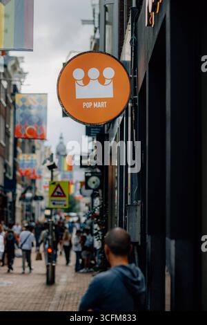 Der Pop Mart Store in Amsterdam im Labubu Fieber mit langer Schlange ...