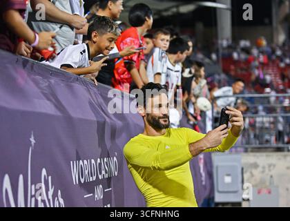 LAFC goalkeeper Hugo Lloris (1) takes a free kick during a MLS match ...