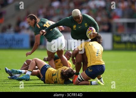 Aphiwe Ngwevu (Centre – South Africa and Border Ladies) holds up Lea ...