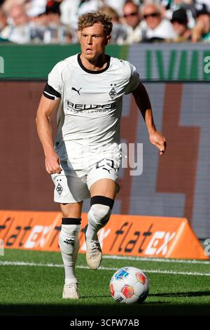 Robin Hack (Borussia Moenchengladbach, #25) am Ball, GER, SC Freiburg ...