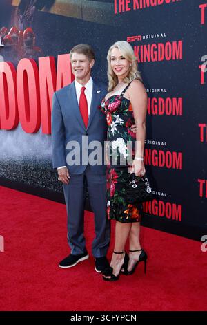 Kansas City Chiefs chairman and CEO Clark Hunt walks play against the ...