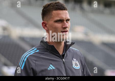 Sven Botman of Newcastle Untied arrives during the Carabao Cup Semi ...