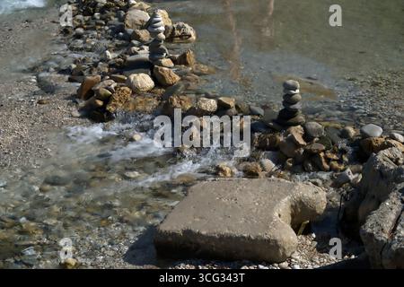 L'acqua limpida del ruscello che sfocia nella spiaggia di Brunech Stock ...