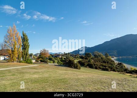 Houses overlooking Lake Hawea , Otago, New Zealand Stock Photo - Alamy