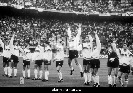 Die deutsche Nationalmannschaft jubelt nach dem zweiten Treffer der ...