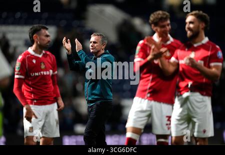 Wrexham manager Phil Parkinson (centre) and Watford's head coach Javi ...