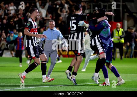 Grimsby Town goalkeeper Christy Pym (1) applauds the fans after the ...