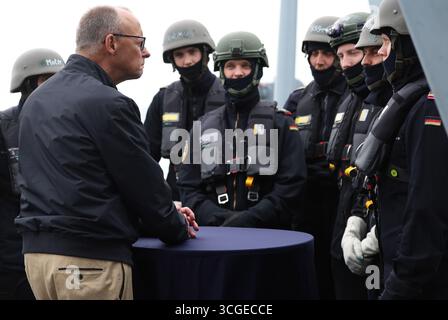 Chancellor Friedrich Merz talks with soldiers and female soldiers in ...
