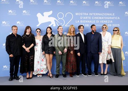 Eve Hewson und Riley Keough bei der Premiere des Netflix-Films Jay ...