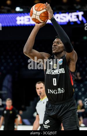 Isaac Bonga (Deutschland, 0) im Wurf, Luka Doncic (Slowenien, 77) FIBA EuroBasket 2025 ...