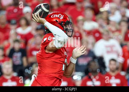 Cincinnati quarterback Brendan Sorsby throws a pass during the first ...