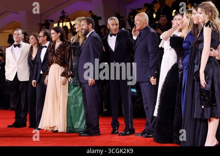 George Clooney und Riley Keough bei der Premiere des Netflix-Films Jay ...