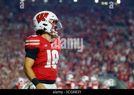 Wisconsin quarterback Danny O'Neil (18) a pass during the first half of ...