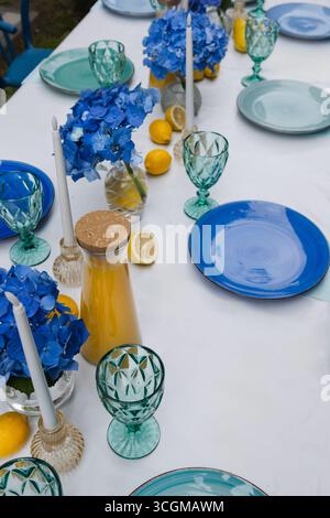 Elegant outdoor wedding dinner table setting Stock Photo - Alamy