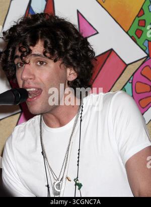 Mika performs and signs autographs at Borders in New York City - 30 ...