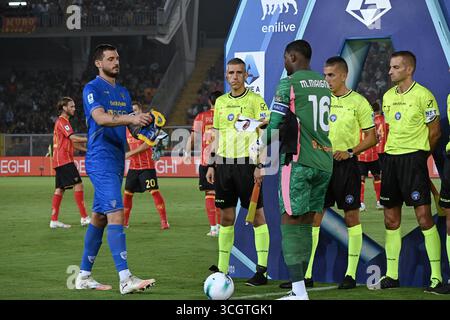 Greetings from the two captains during US Lecce vs Hellas Verona FC ...