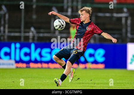 Andy Breuer (Unterhaching, 26) am Ball, Freisteller, Einzelbild, Aktion ...