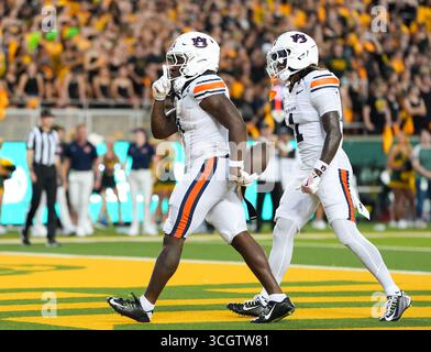 Auburn wide receiver Eric Singleton Jr. (1) carries the ball in for a ...