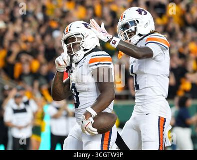 Auburn wide receiver Eric Singleton Jr. (1) carries the ball in for a ...
