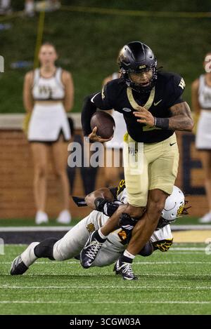 Kennesaw State linebacker Baron Hopson (44) defends during the second ...