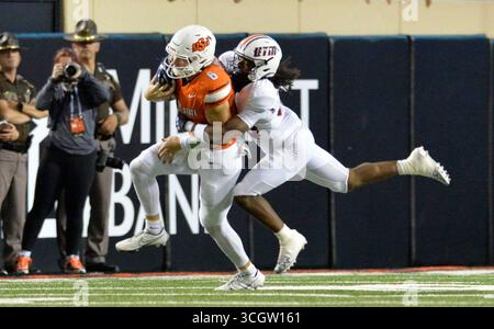 Oklahoma State quarterback Zane Flores (6) warms up before during the ...