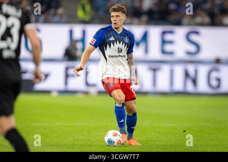 Nicolai Remberg (Hamburger SV, #21) mit Ball mit Aleksandar Pavlovic ...