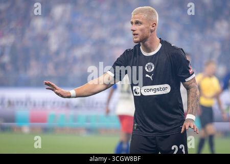 Louis Oppie (FC St. Pauli Hamburg, 23) DFB Cup: Borussia ...