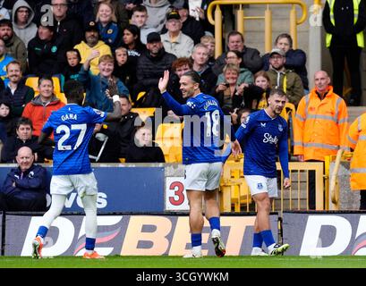 Everton's Idrissa Gueye, third right, gets a red card during the ...