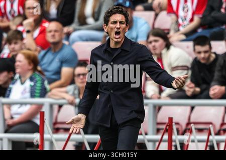 Keith Andrews manager of Brentford gives his team instructions during ...