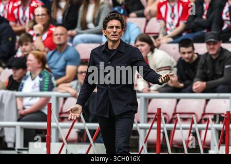 Keith Andrews manager of Brentford gives his team instructions during ...