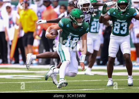 Tulane Green Wave quarterback Jake Retzlaff (12) attempts a pass during ...
