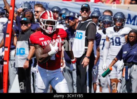 Indiana running back Roman Hemby (1) runs against Illinois linebacker ...