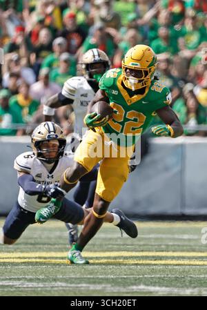 Oregon running back Jay Harris (22) runs the ball downfield during the ...